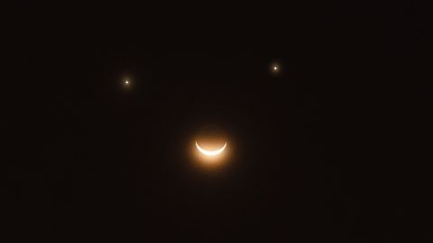 'Smiley face' conjunction: How to see the moon and two planets form a ...