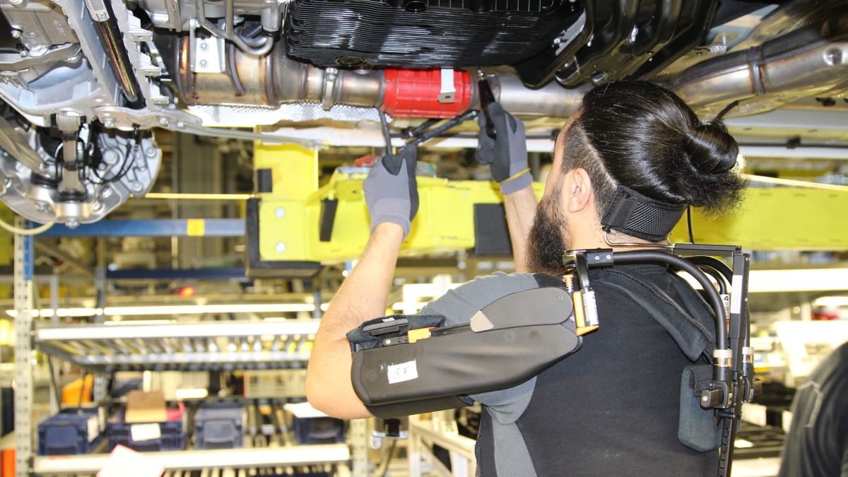 The mechanical exoskeleton taking the load in modern auto factories ...