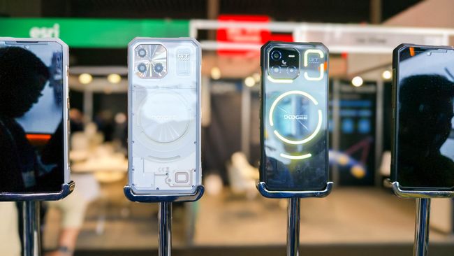 The Light Phone 2 is an ultra-minimalist phone that only does the ...