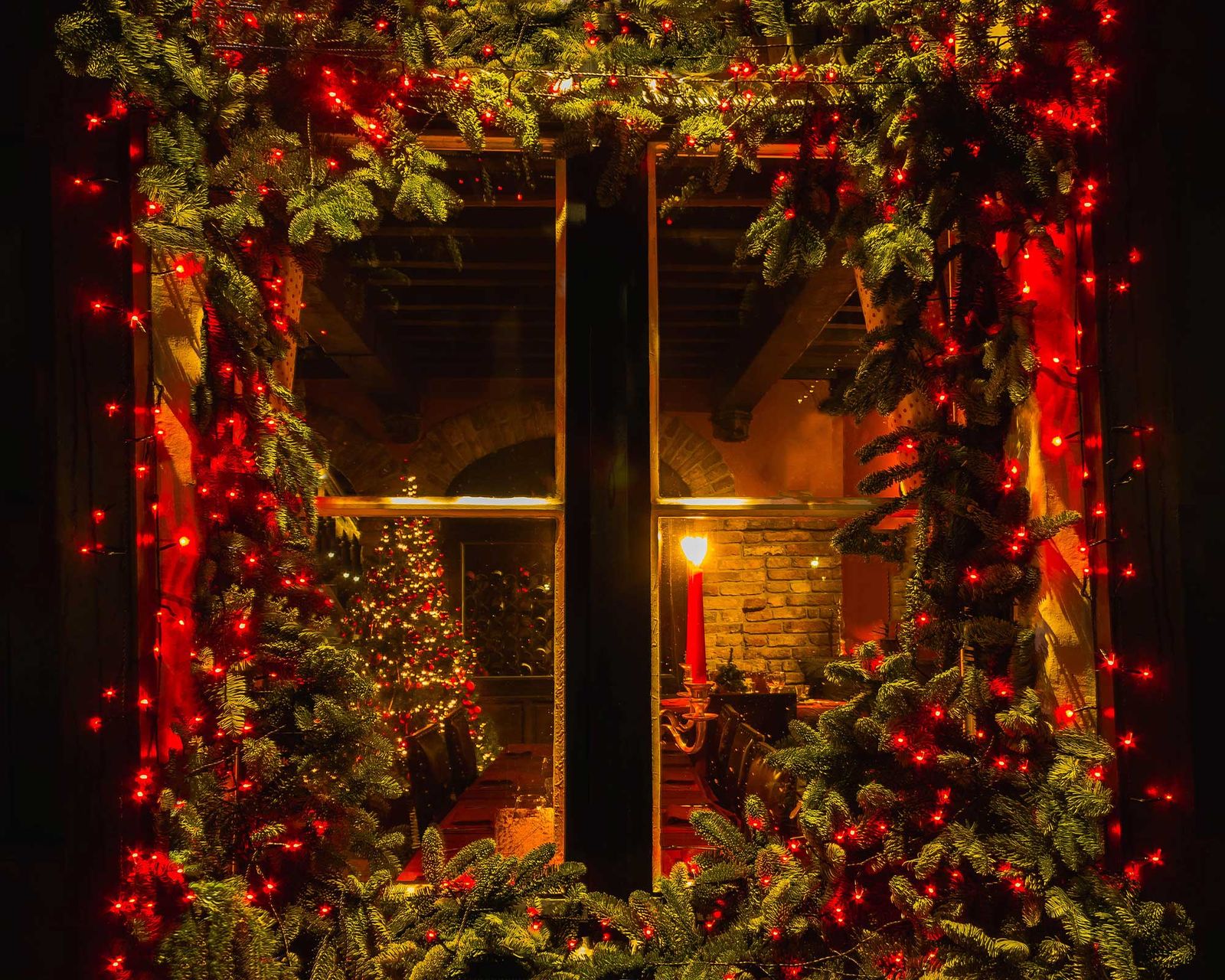 Christmas window lighting ideas: 10 looks for a cozy glow | Gardeningetc