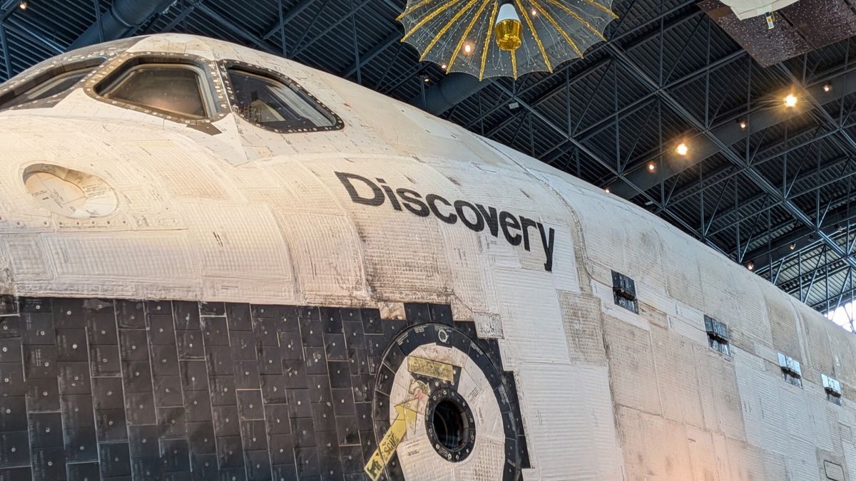 The Smithsonian might have to cut space shuttle Discovery into pieces ...
