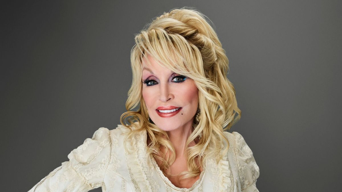 Dolly Parton's Bold Christmas Tree Taps into a 2025 Trend | Homes and ...