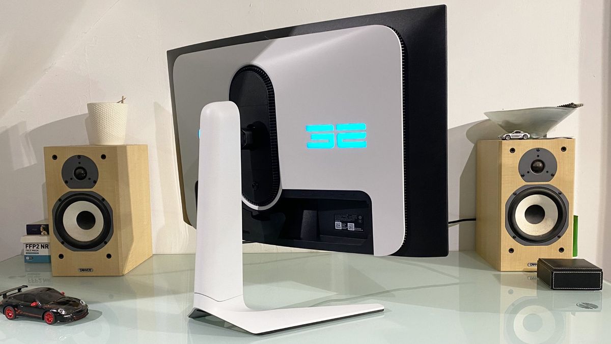 Alienware 32 AW3225QF review | PC Gamer
