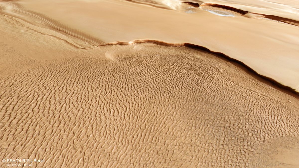 Rippling sand dunes, icy cliffs spied near Mars' north pole (photos ...