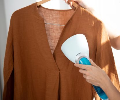 Best way to get wrinkles out of clothes: experts explain | Homes and ...