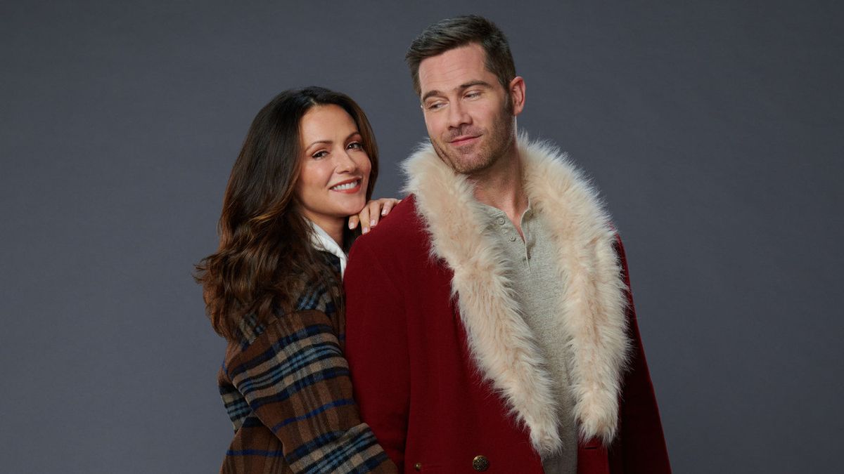 Did Italia Ricci And Luke Macfarlane Have The Longest Kiss In Hallmark ...