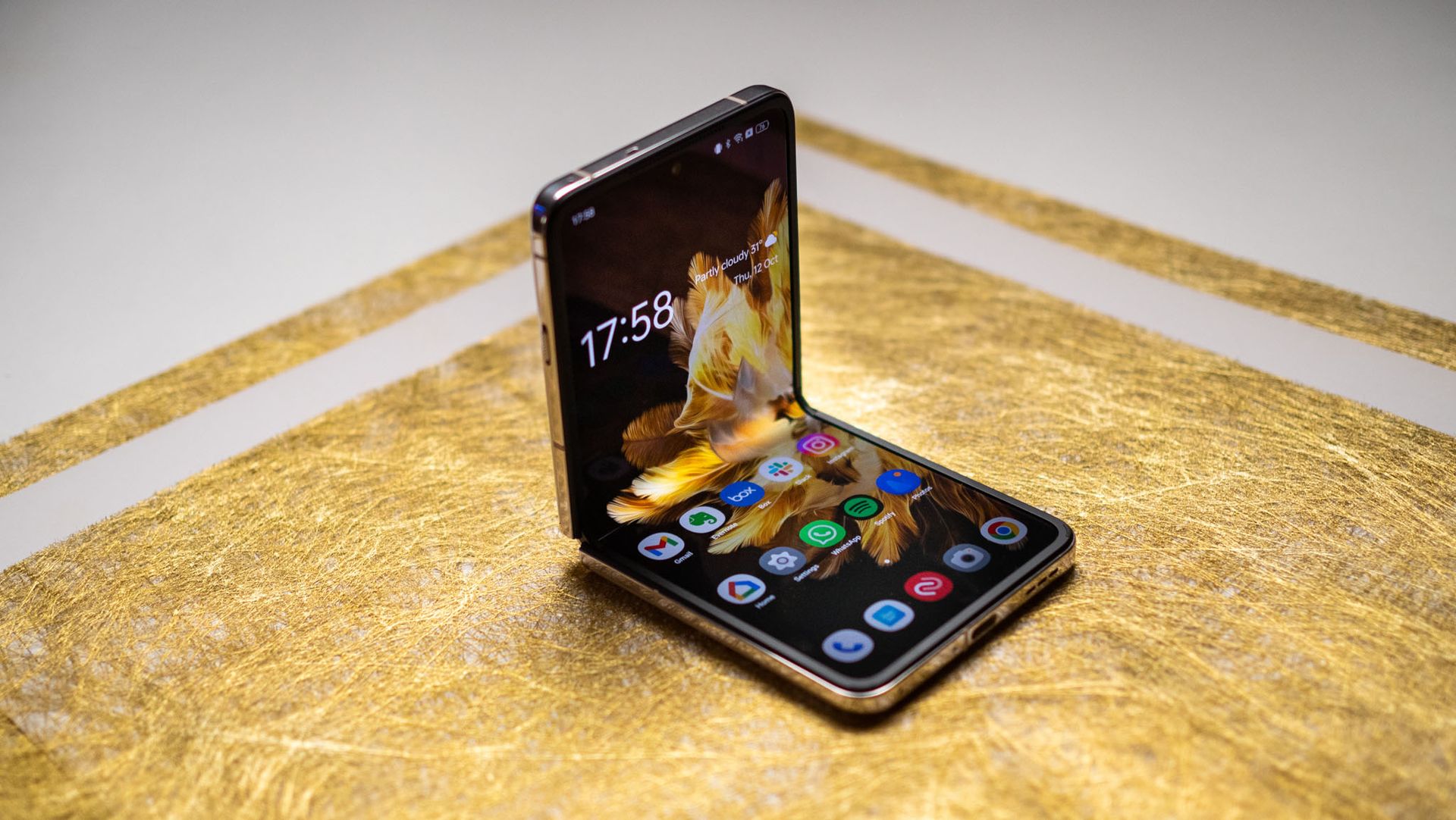 OnePlus made the flip phone I wanted — it's just selling it under ...