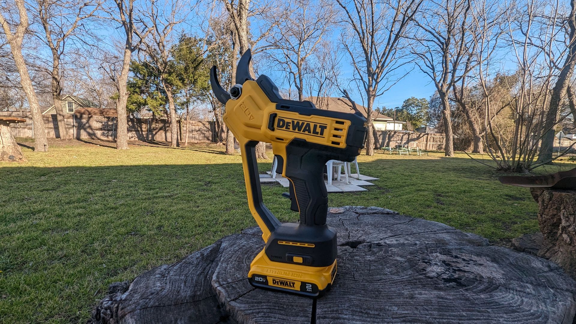 DeWalt 20V MAX 1-1/2 in Cordless Pruner review | Top Ten Reviews