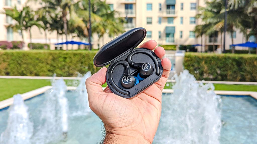 I test headphones and these 5 wireless earbuds have the best battery ...