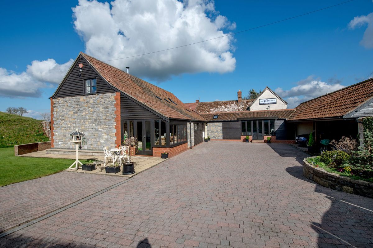 A 200-year-old barn conversion in Taunton with it's very own nine hole ...
