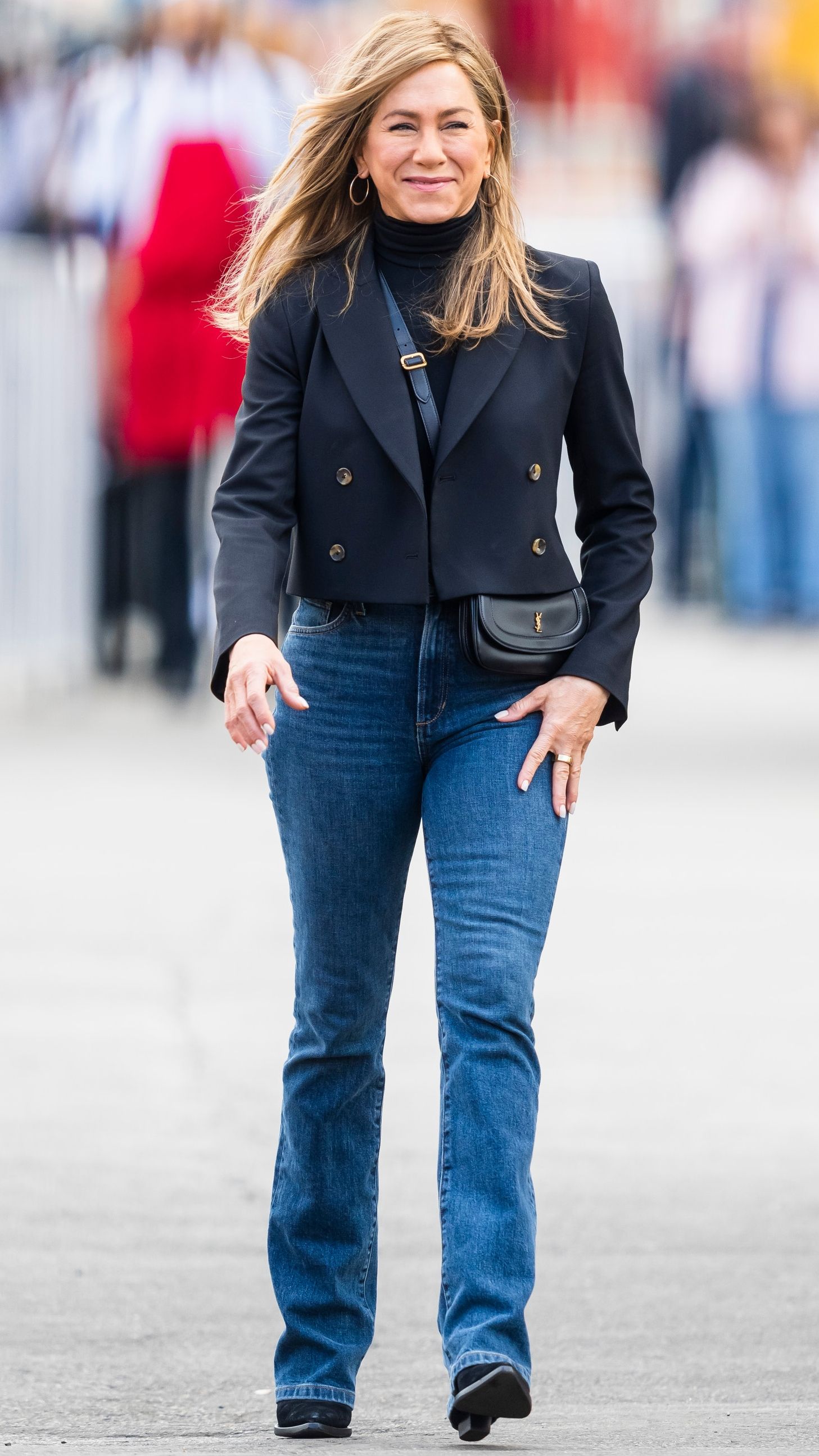 Jennifer Aniston S Cropped Blazer And Jeans Are A Failsafe Pairing