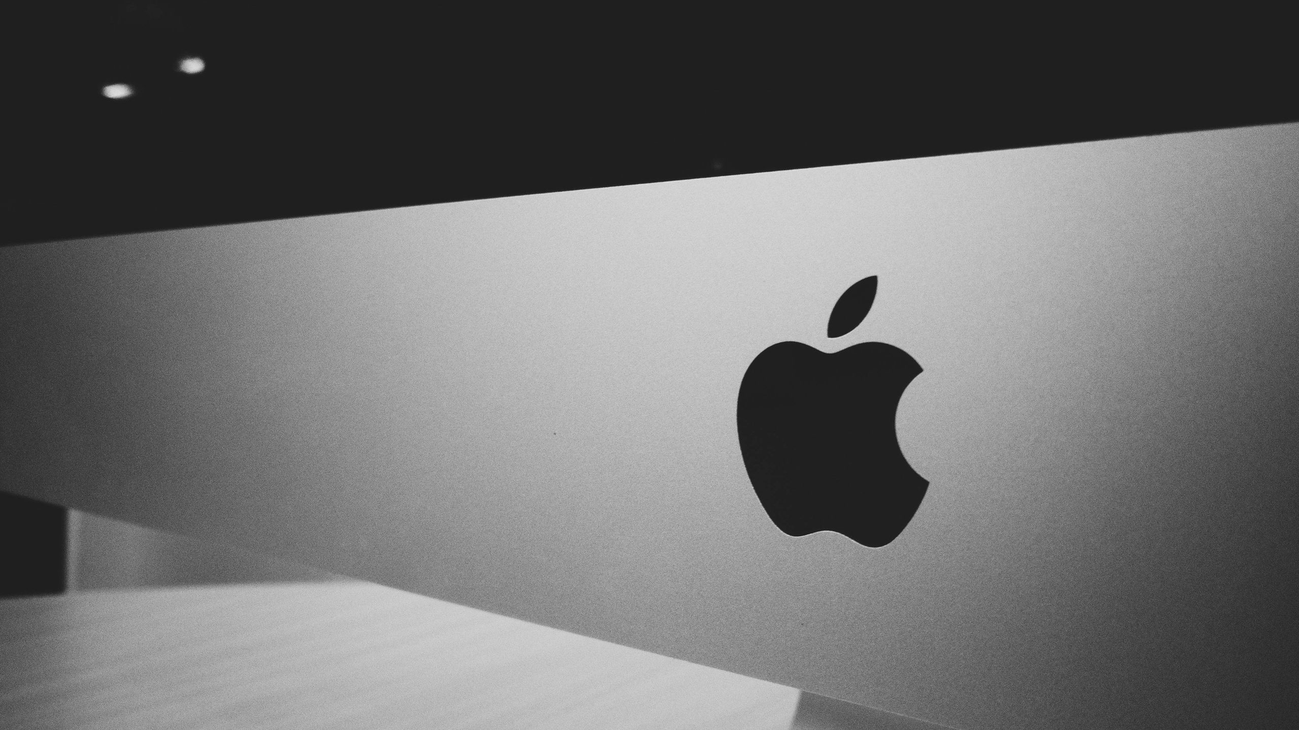 Apple suspends its controversial AI news service after proving that ...