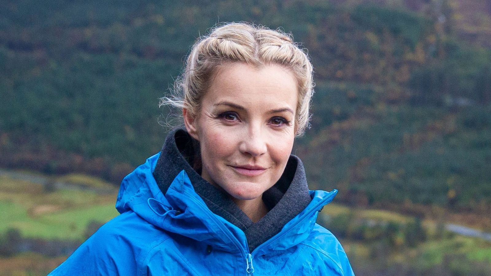 Helen Skelton’s baseball jacket, khaki trousers and strappy sandals ...