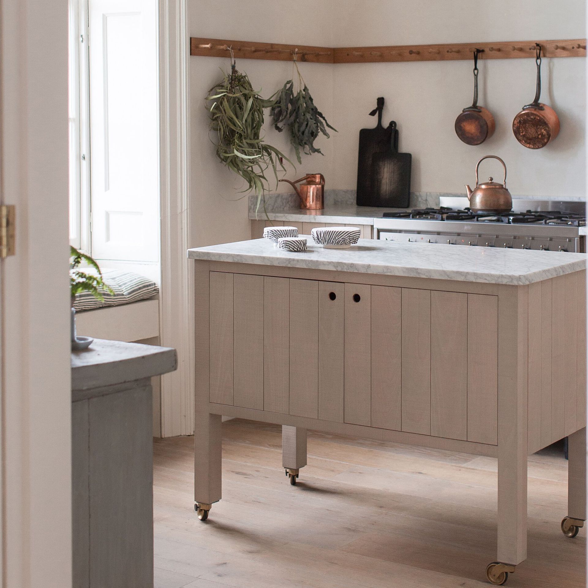 Freestanding kitchen ideas for a versatile and relaxed space | Ideal Home