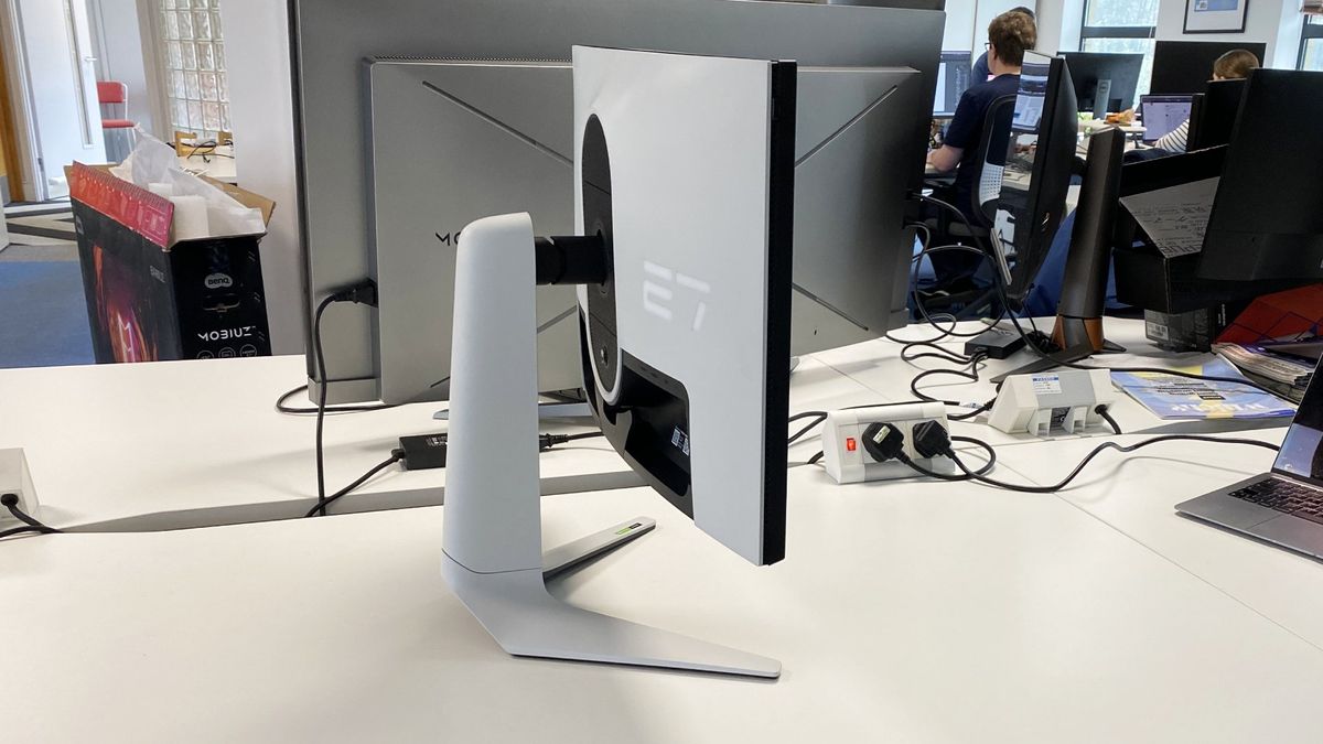 Alienware AW2723DF gaming monitor review | PC Gamer