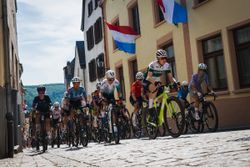 UCI Gravel World Series - Petr Vakoč and Tessa Neefjes sprint to ...