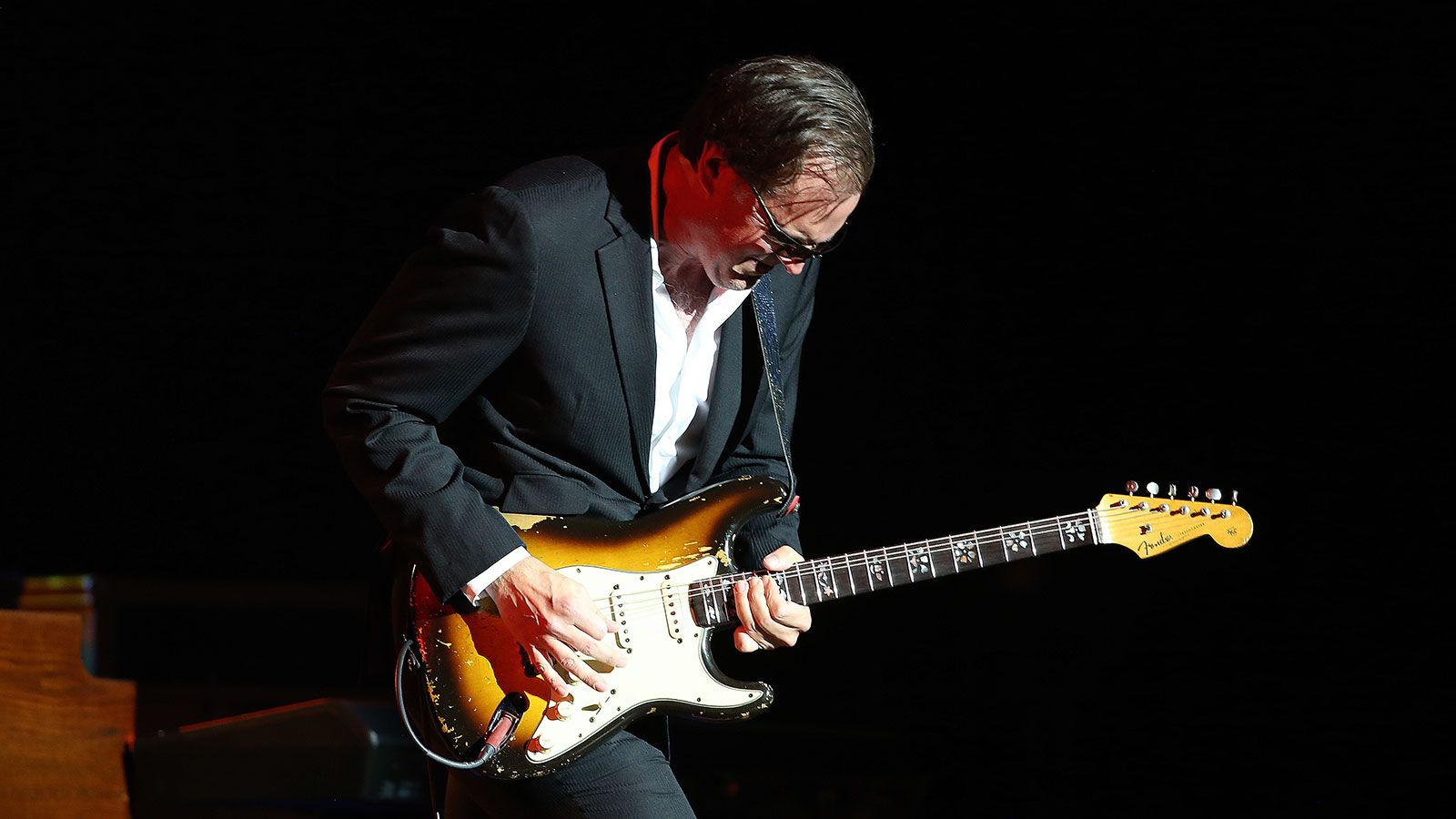 Joe Bonamassa shows you how to connect pentatonic boxes to find new ...