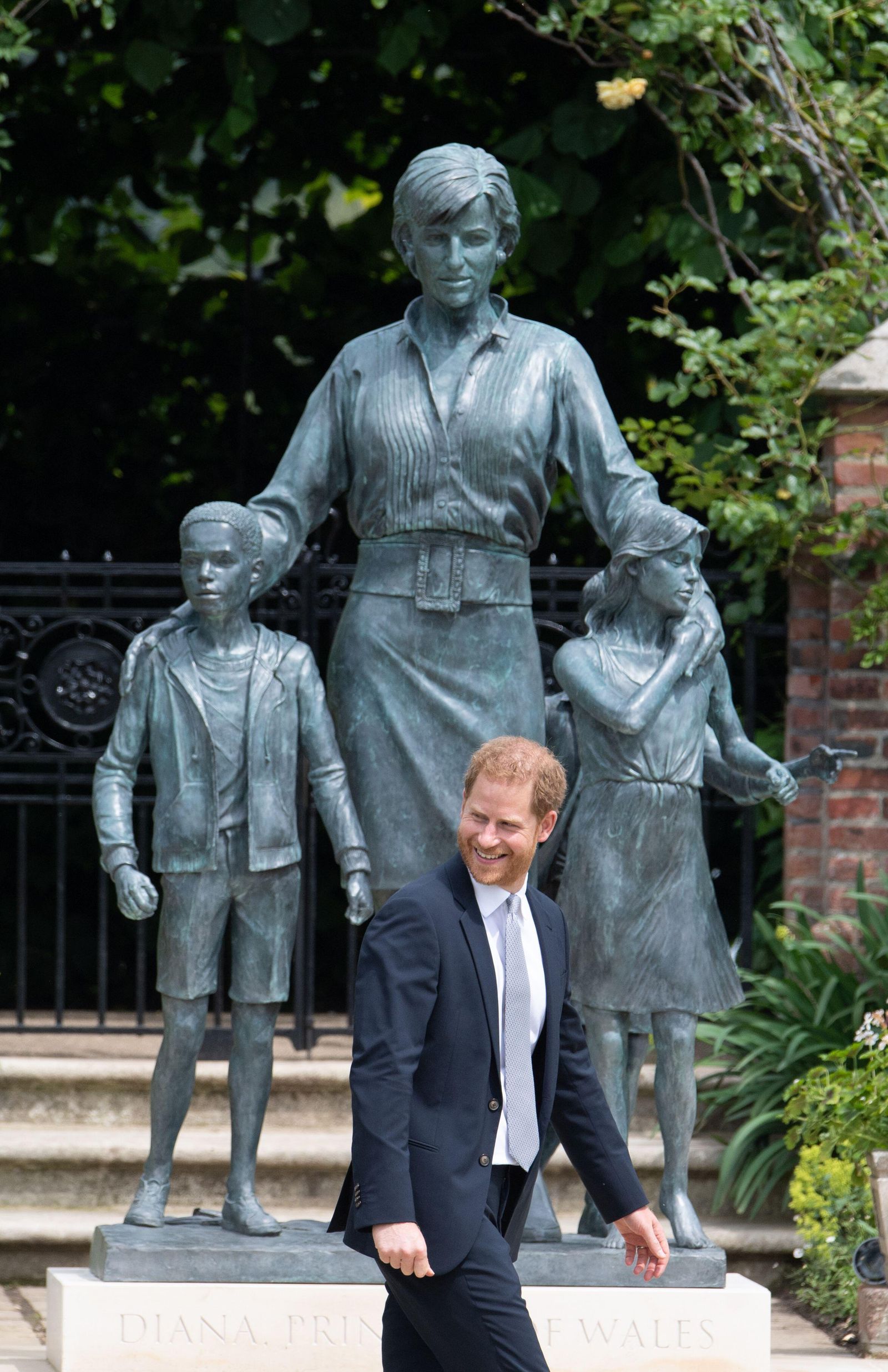 Princess Diana Statue Unveiled At Kensington Palace—see The First