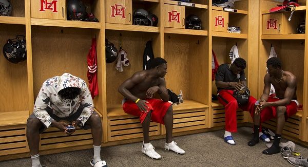 Last Chance U Review: Netflix's New Docu-Series Tells A Football Story ...