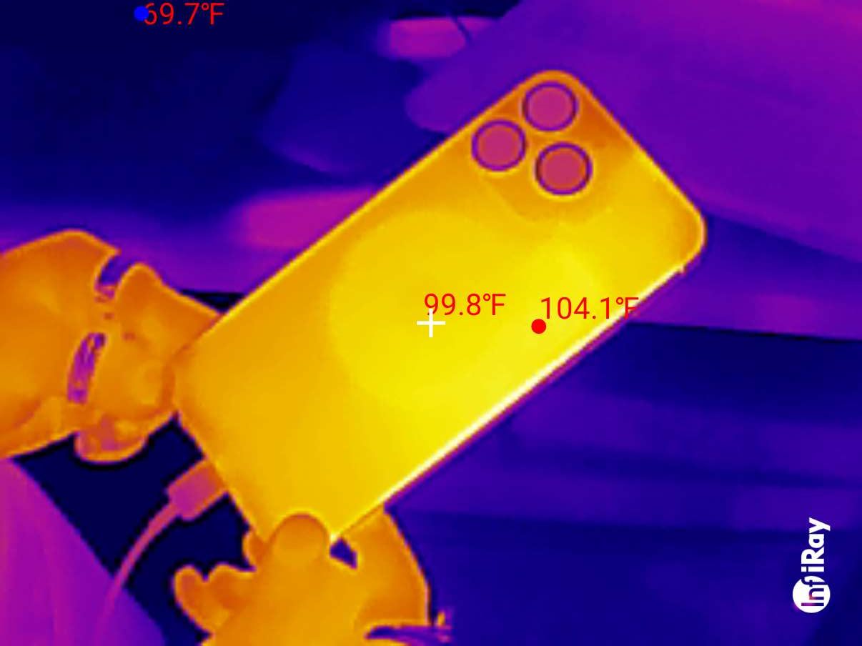 I used a thermal camera to see if the iPhone 15 overheats or not — here ...
