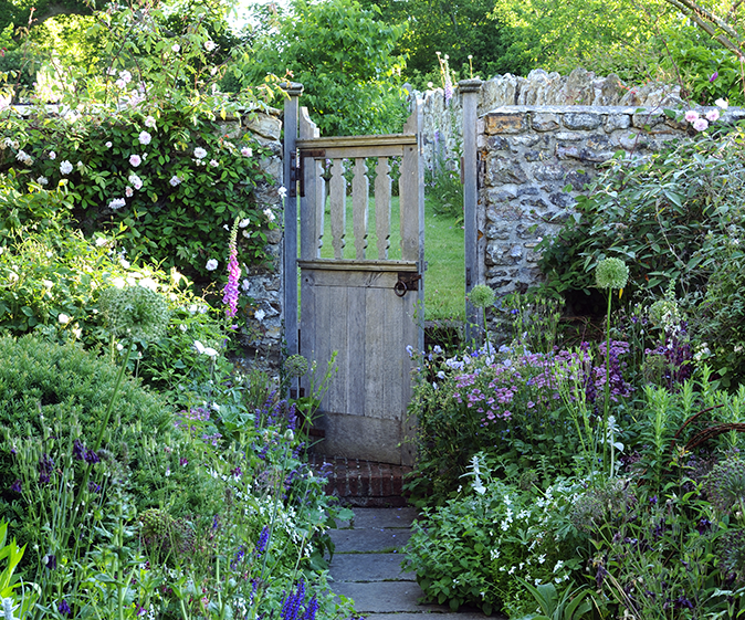 17 country garden gates which demonstrate a perfect combination of form ...
