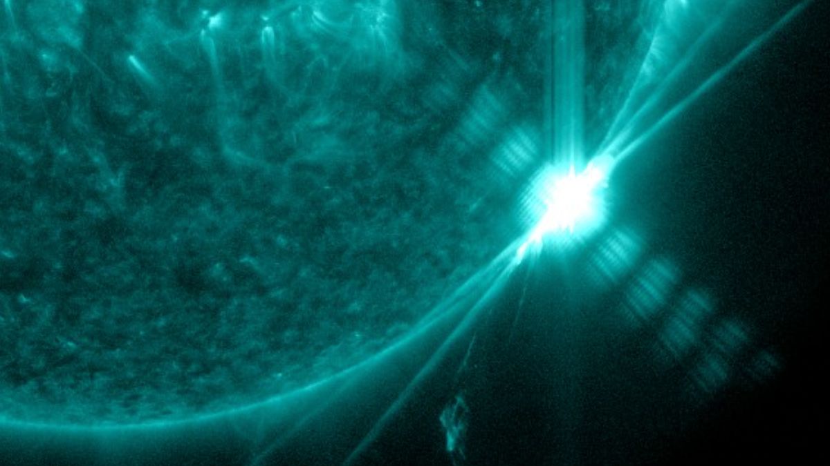 Watch a massive X-class solar flare explode from the sun on Feb. 9 ...