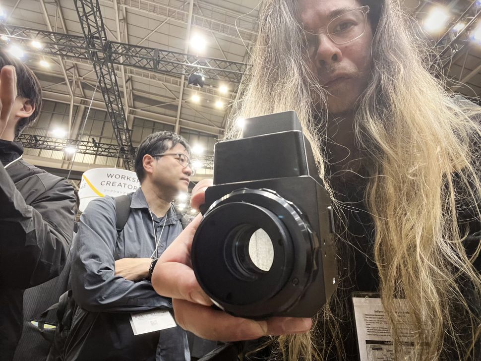 Canon goes retro! Analog concept camera with optical finder and manual ...