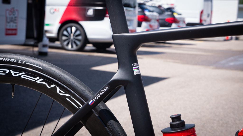 A detailed look at Tadej Pogacar's all-new prototype Colnago bike ...
