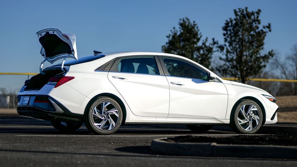 I drove the Hyundai Elantra Hybrid for a week — here's my pros and cons ...
