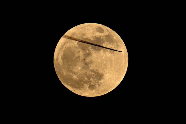 April's Full Pink Moon captivates skywatchers worldwide with dazzling ...