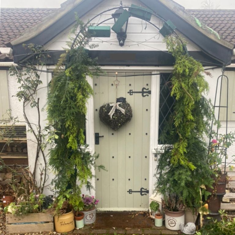 Homeowner saves £200 by making her own DIY Christmas arch for £47 ...