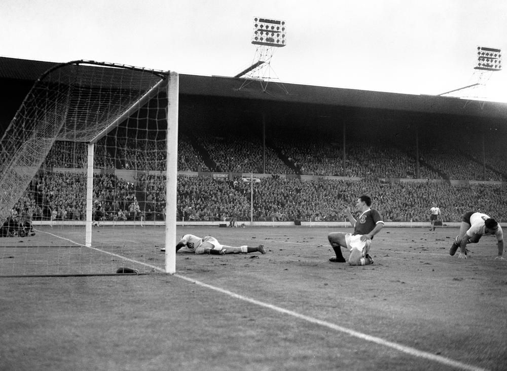 Former Cardiff and Wales defender Alan Harrington dies aged 86 ...