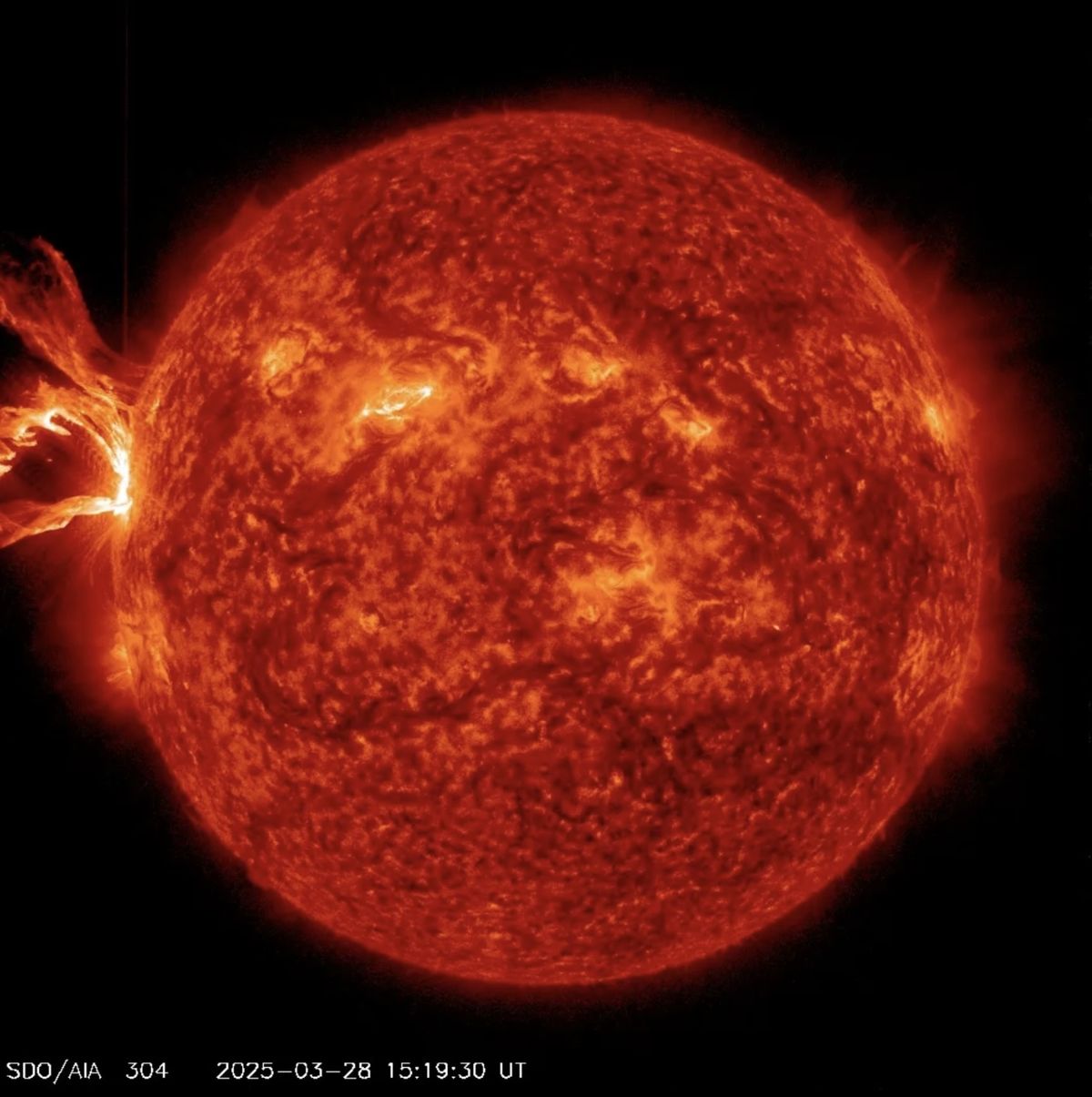 Powerful X-class solar flare caught on camera erupting from sun's ...