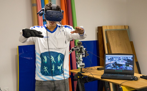 Suiting Up With HoloSuit’s Full-Body VR Suit - Tom's Hardware | Tom's ...