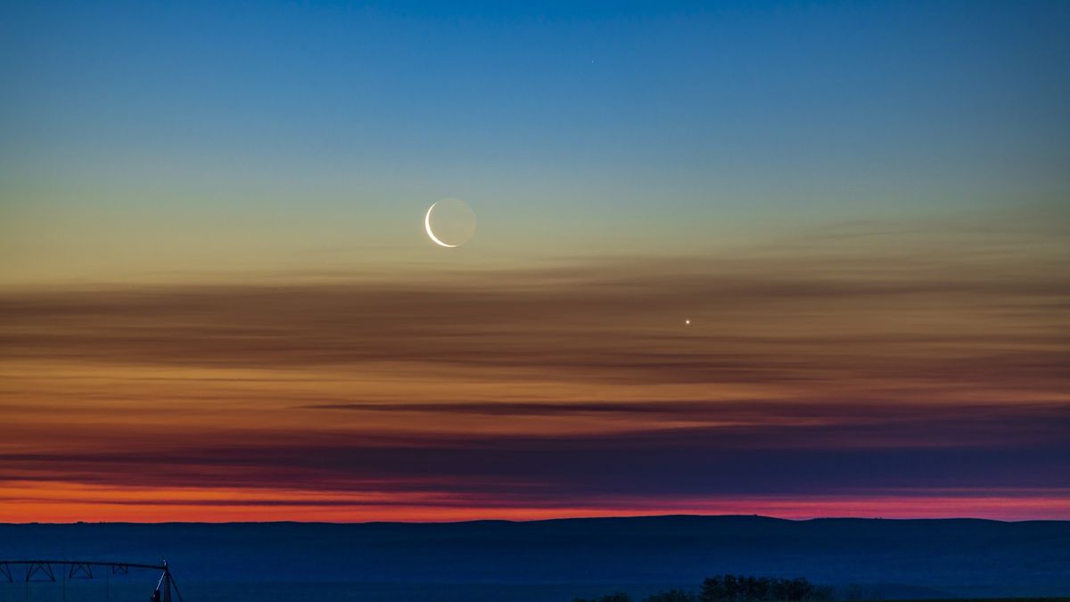 See brilliant Venus, exquisite Earthshine and the Perseid meteor shower ...