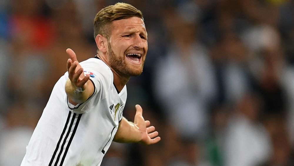BREAKING NEWS: Mustafi finalises Arsenal move | FourFourTwo