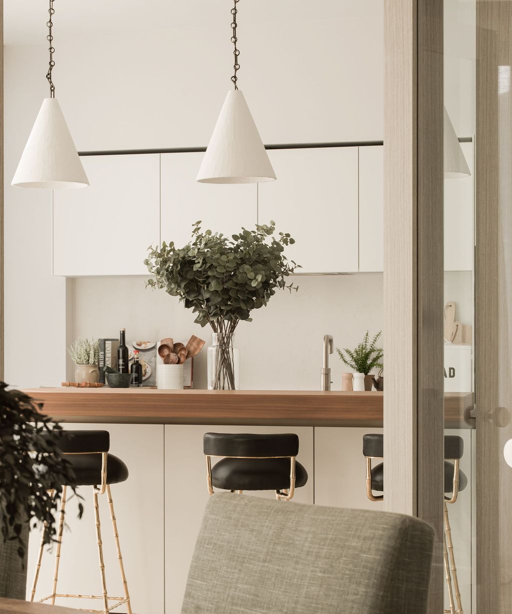 Kris Jenner naturalizes her modern kitchen with accessories | Homes and ...