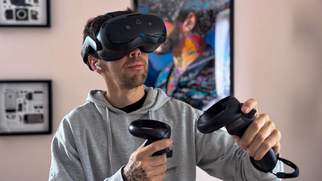 I spent an hour in the Virtuix Omni One full-body VR rig — here's what ...