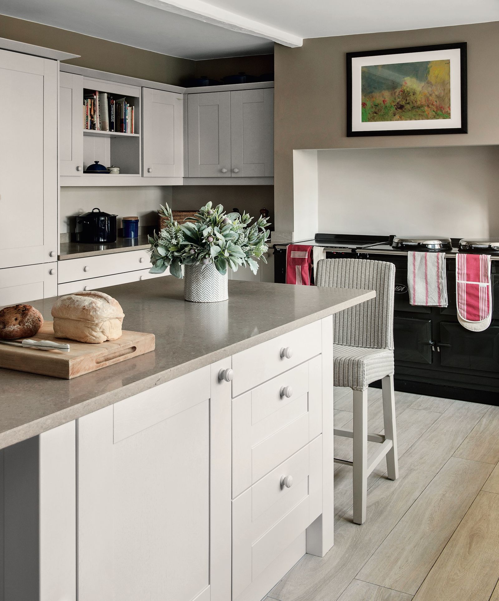 Toe kicks versus plinths: tips for making the right choice | Homes and ...