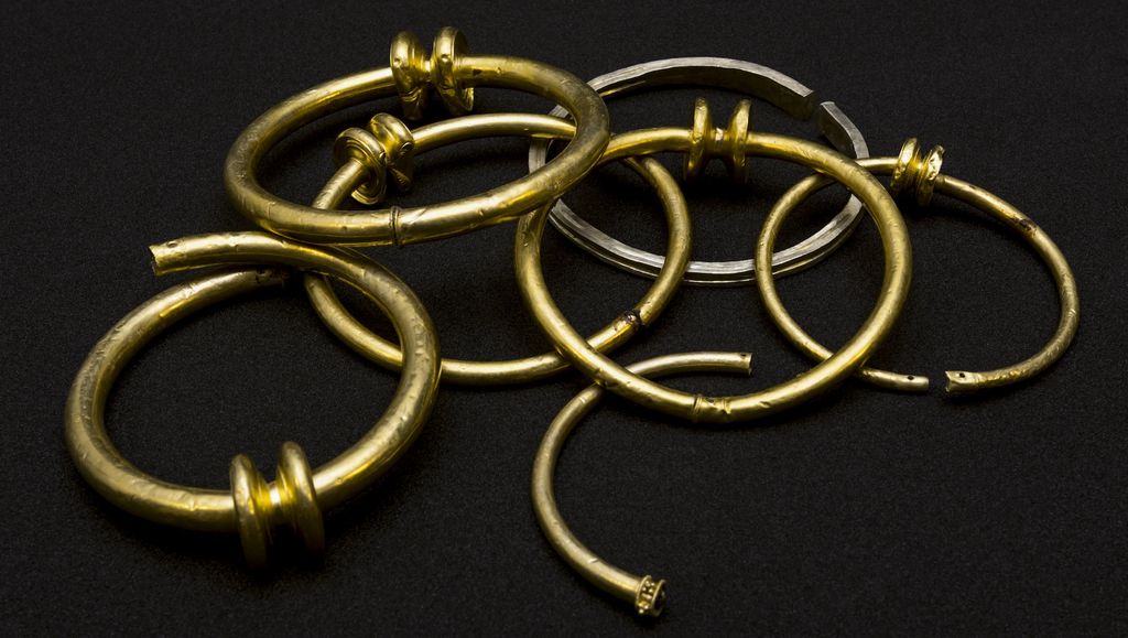 32 stunning centuries-old hoards unearthed by metal detectorists | Live ...