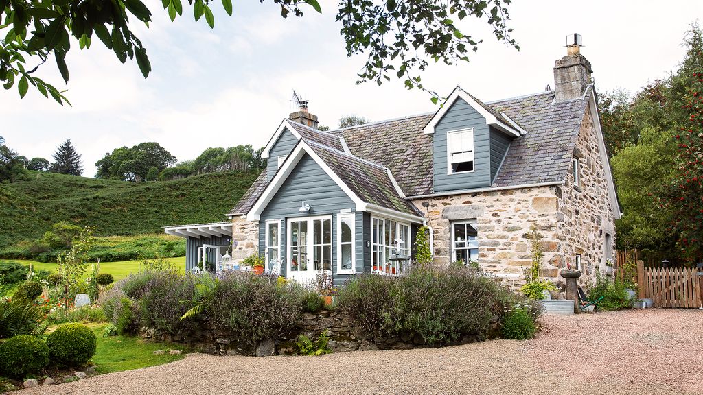 12 cottage porch ideas for a cozy, welcoming entrance | Country