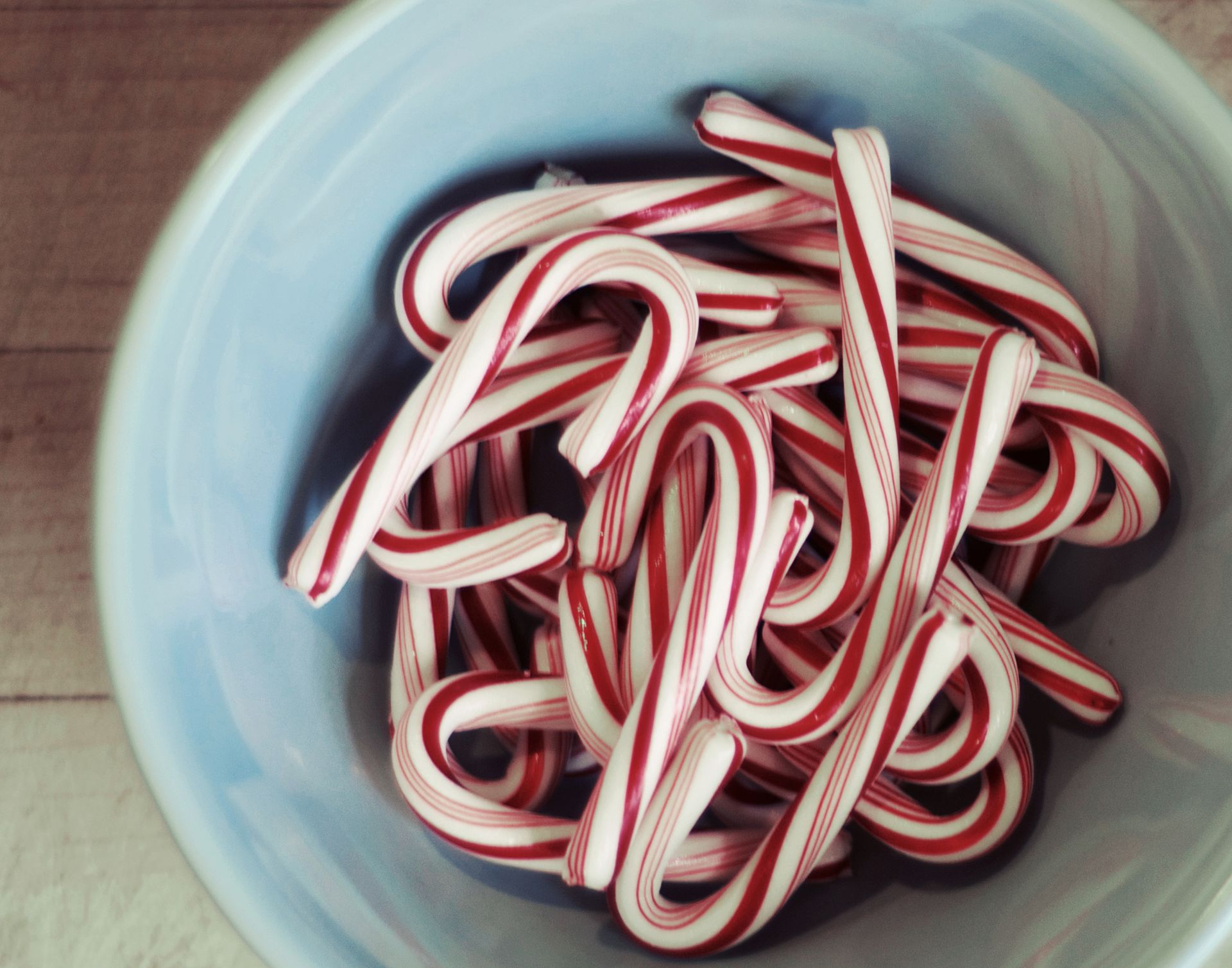 What does the shape of a candy cane represent? | GoodtoKnow
