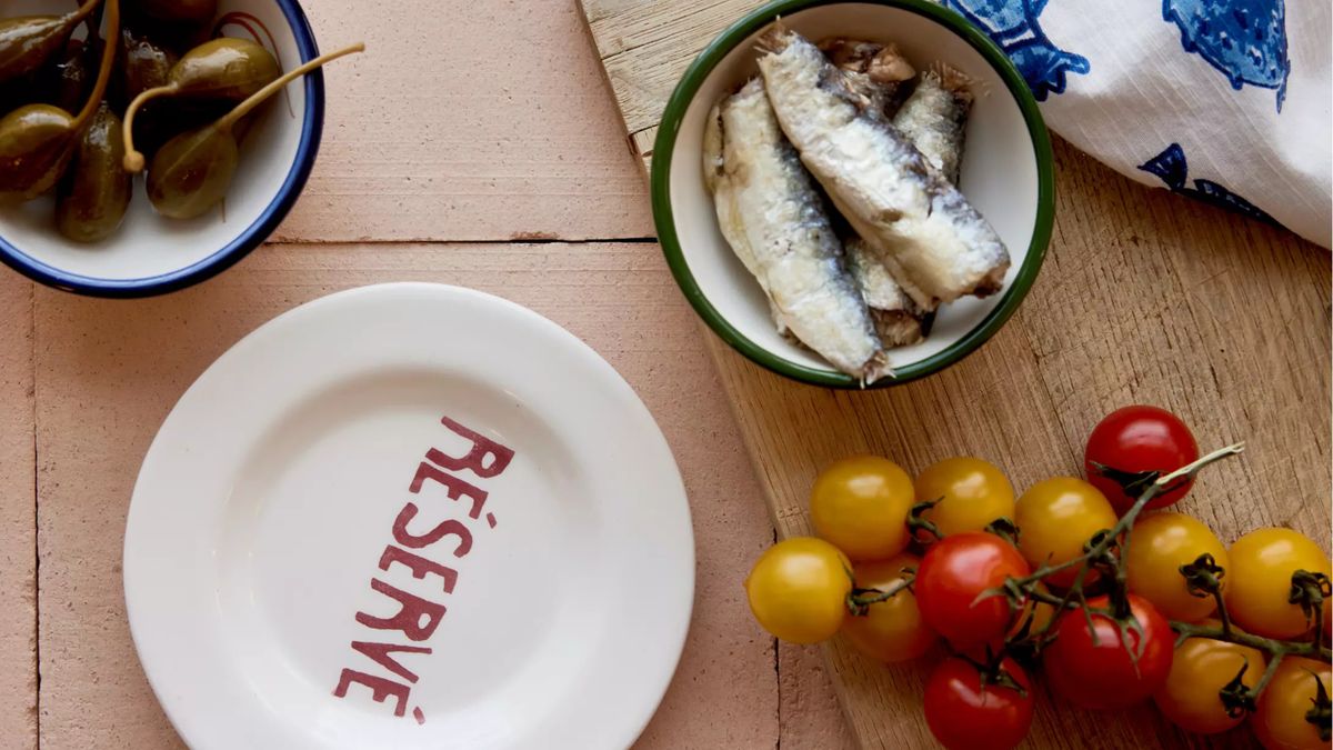 'Slogan' Plates Are the Personality-Filled Table Trend