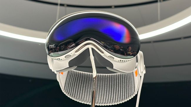 Apple Vision Pro is the best gadget I've seen in ages but it still ...