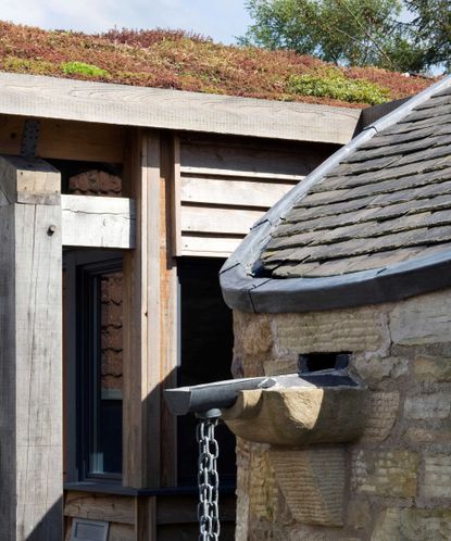 What is a rain chain and how does it work? | Gardeningetc