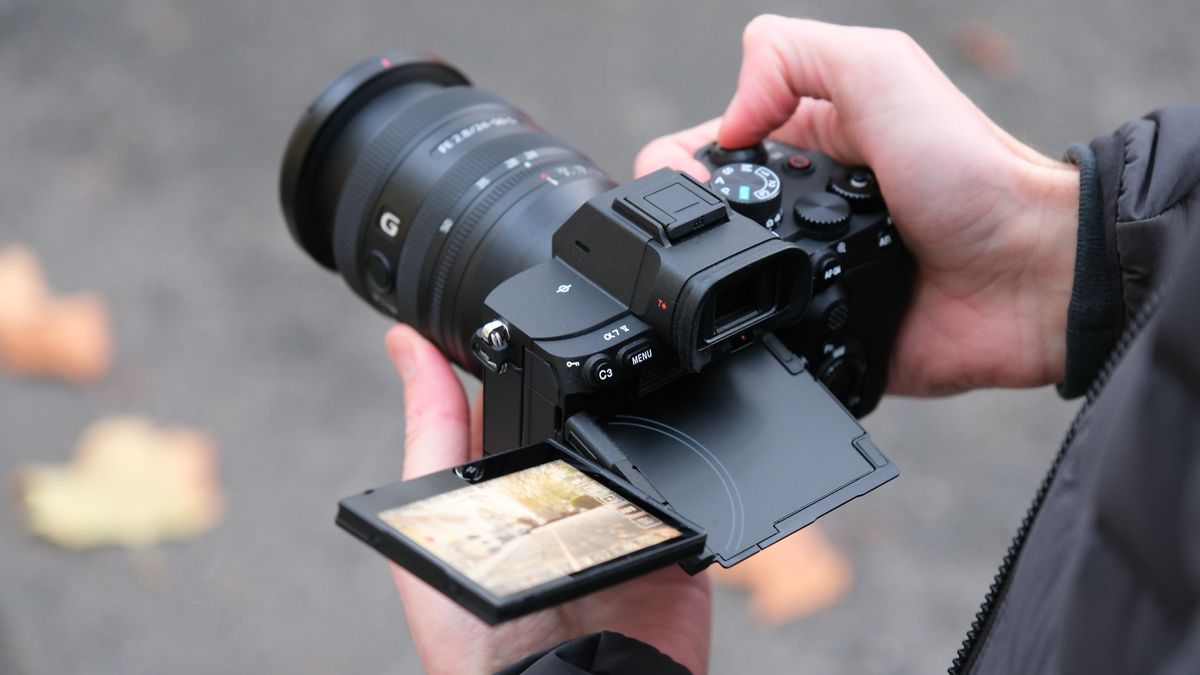 Sony A7 V hands-on review: the A7 line evolves into a smarter, faster ...