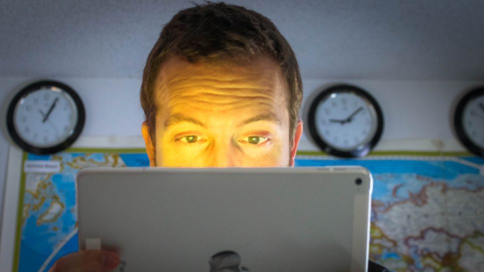 What is blue light? Glasses, filters, night shift, and dark mode ...