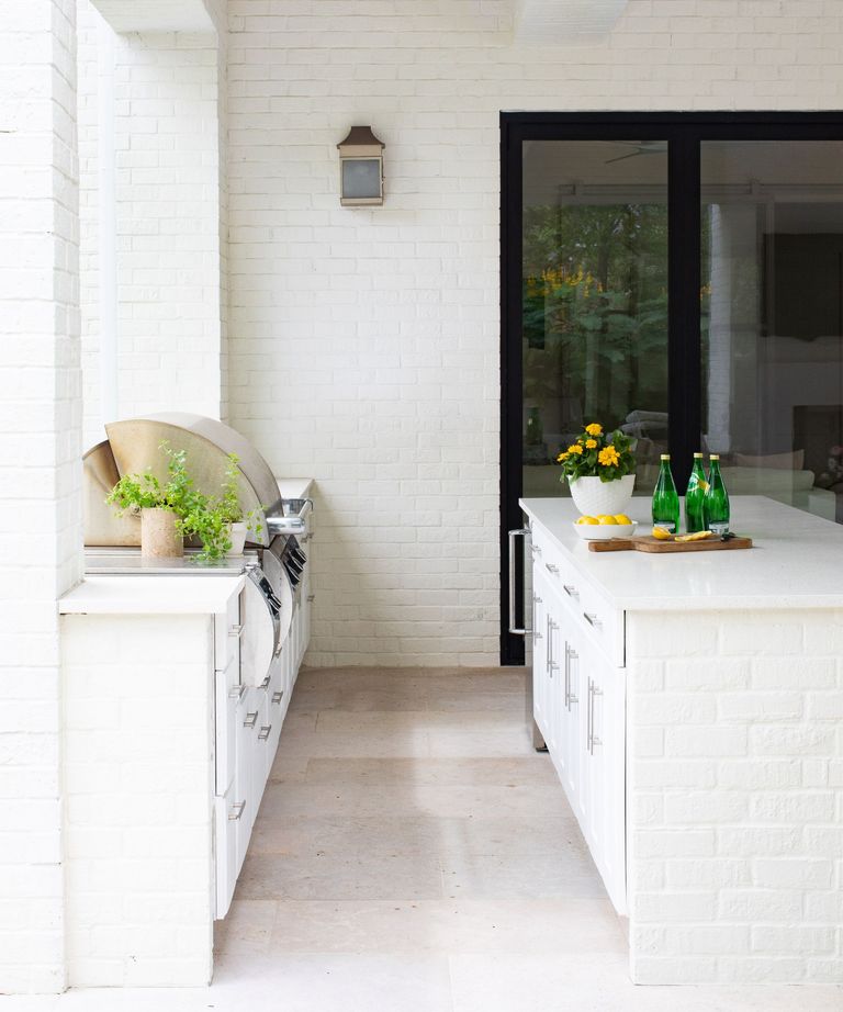 7 outdoor kitchen colors recommended by interior designers | Homes and ...