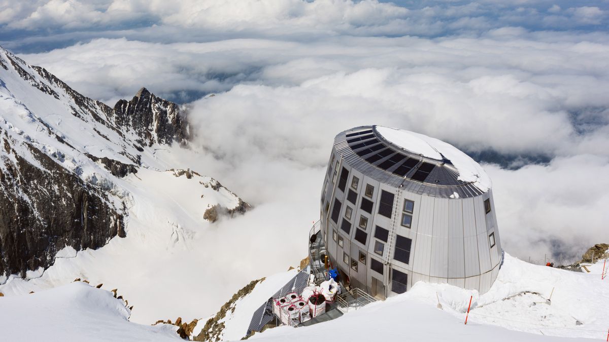 Hut to hut hiking: what is it and what do you need to take? | Advnture