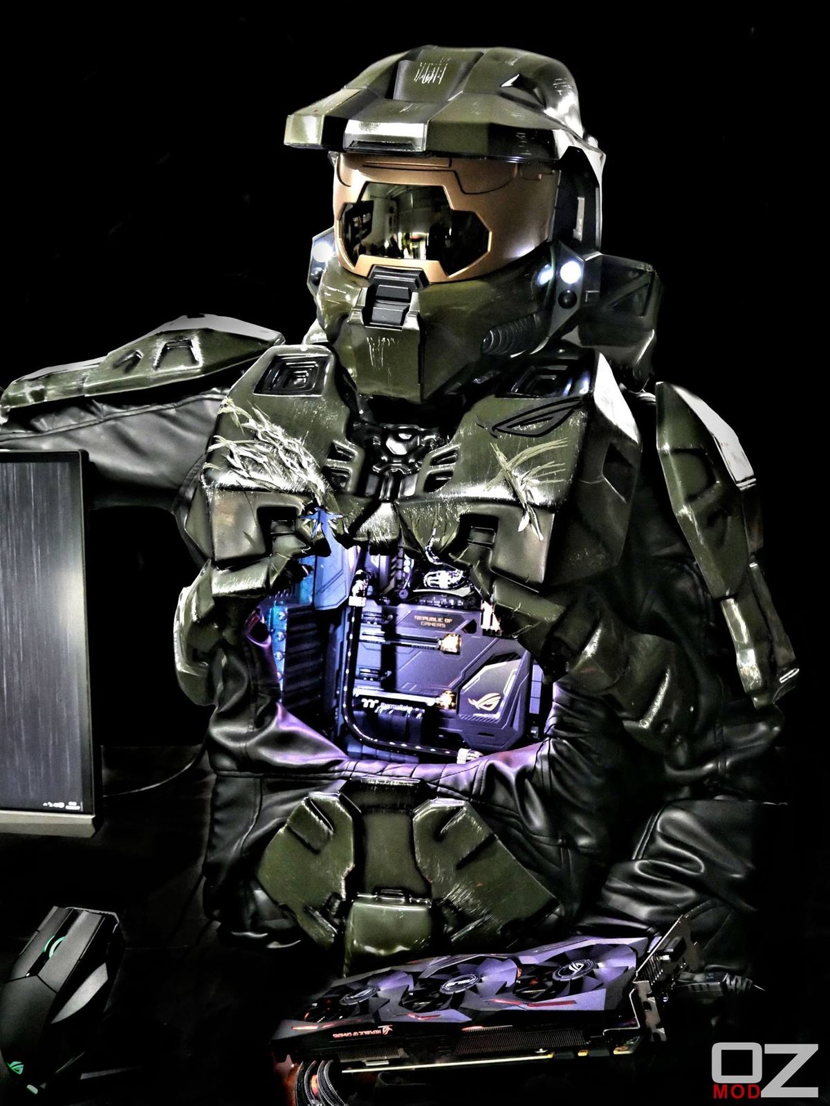 This case mod is built inside the gaping chest cavity of Master Chief ...